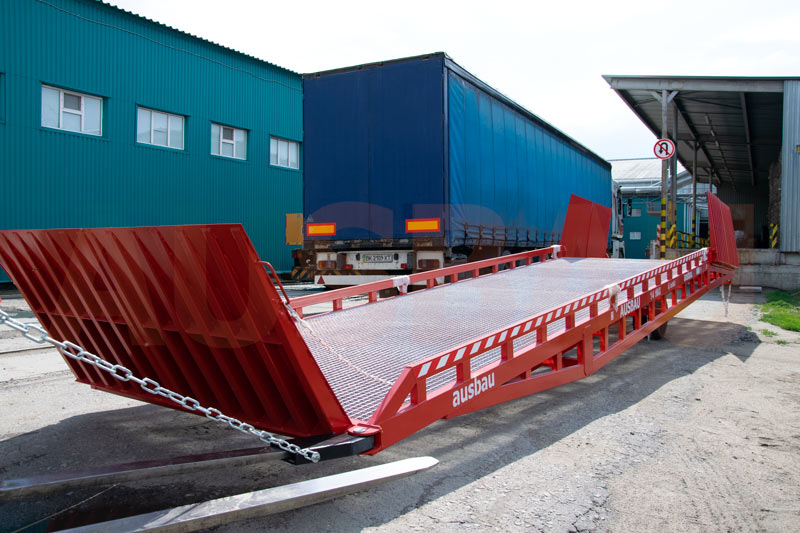 Mobile Verladerampe und stationäre Laderampe auf Bestellung - AUSBAU